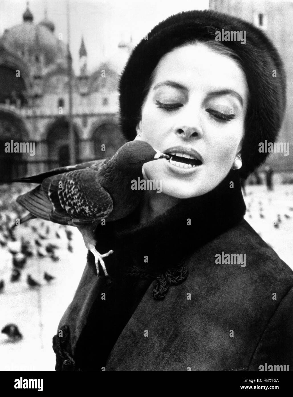 THE HONEY POT, Capucine and companion on set, 1967 Stock Photo - Alamy