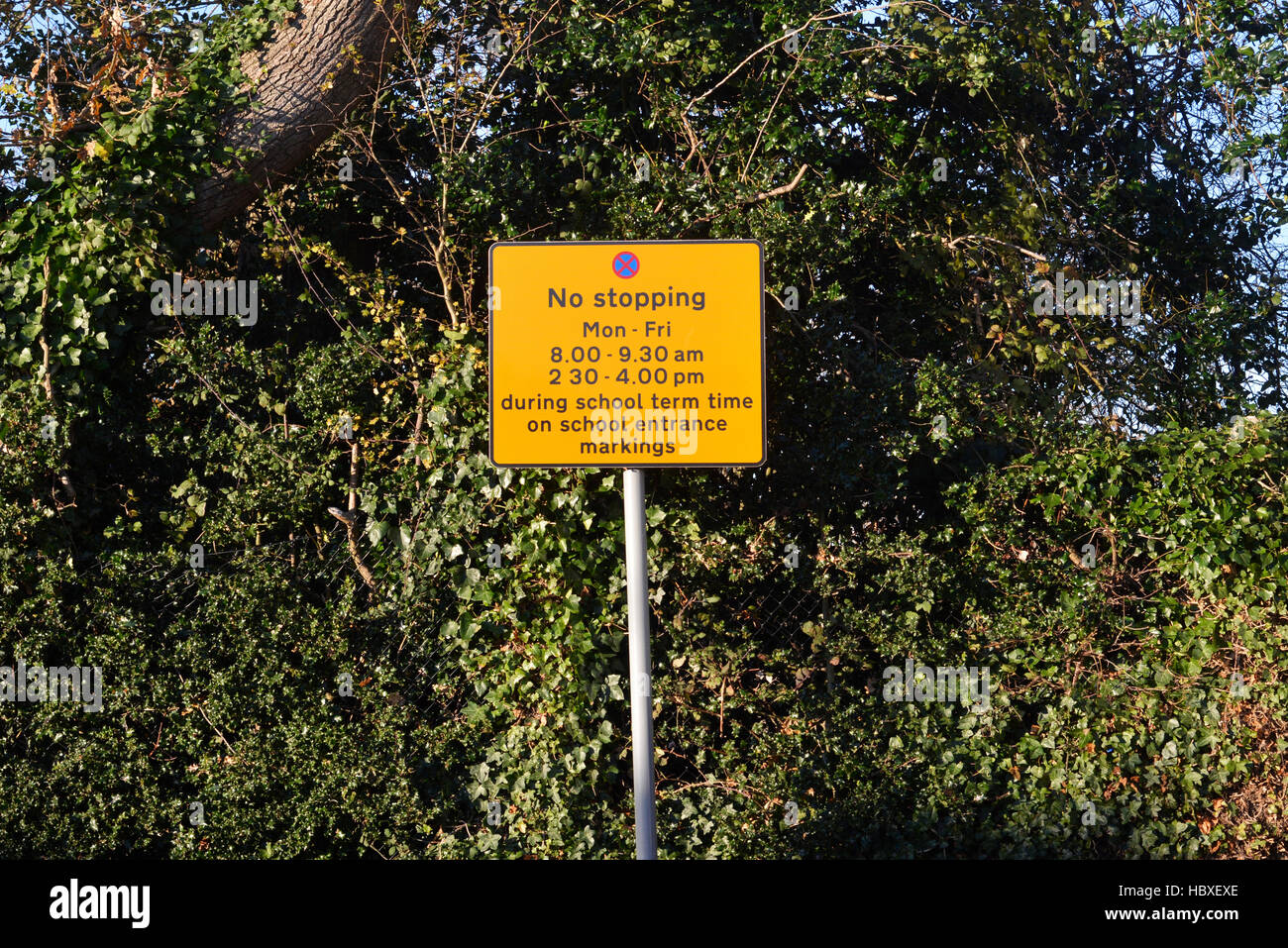 School run No stopping sign, mon-fri Stock Photo - Alamy