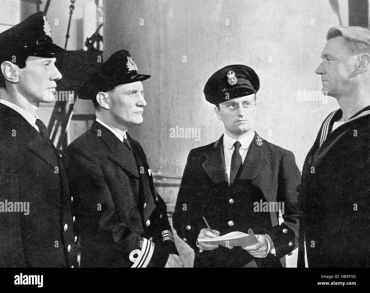 GIFT HORSE, (aka GLORY AT SEA), from left: James Donald, Trevor Howard ...
