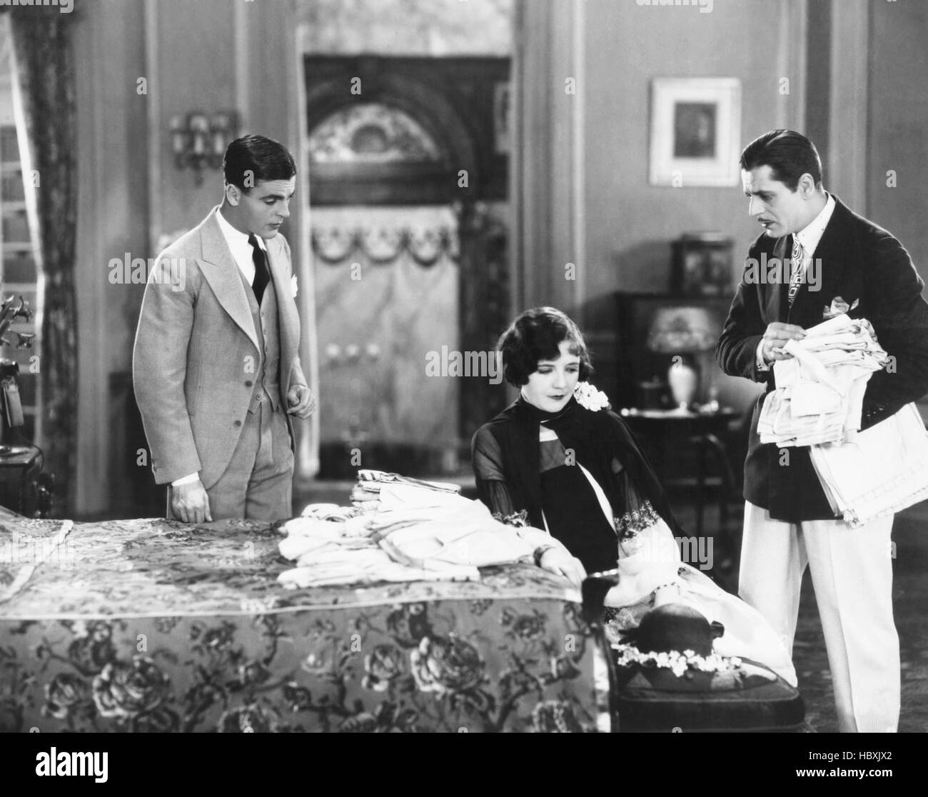 THE GREAT GATSBY, from left, Neil Hamilton, Lois Wilson, Warner Baxter ...