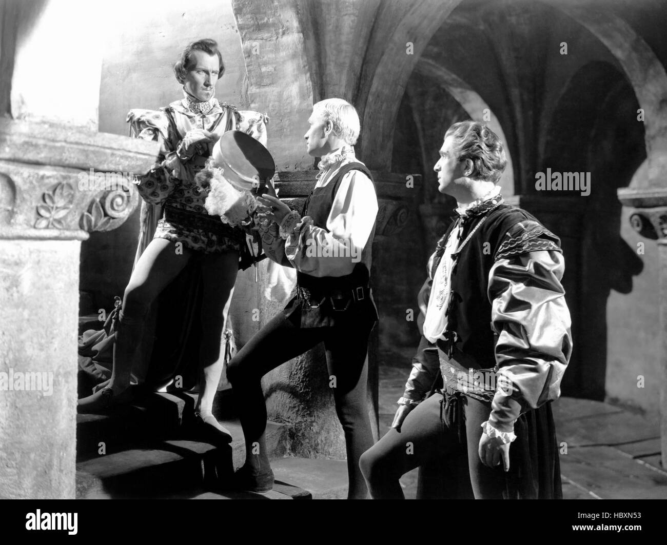 HAMLET, from left: Peter Cushing, Laurence Olivier, Norman Wooland ...