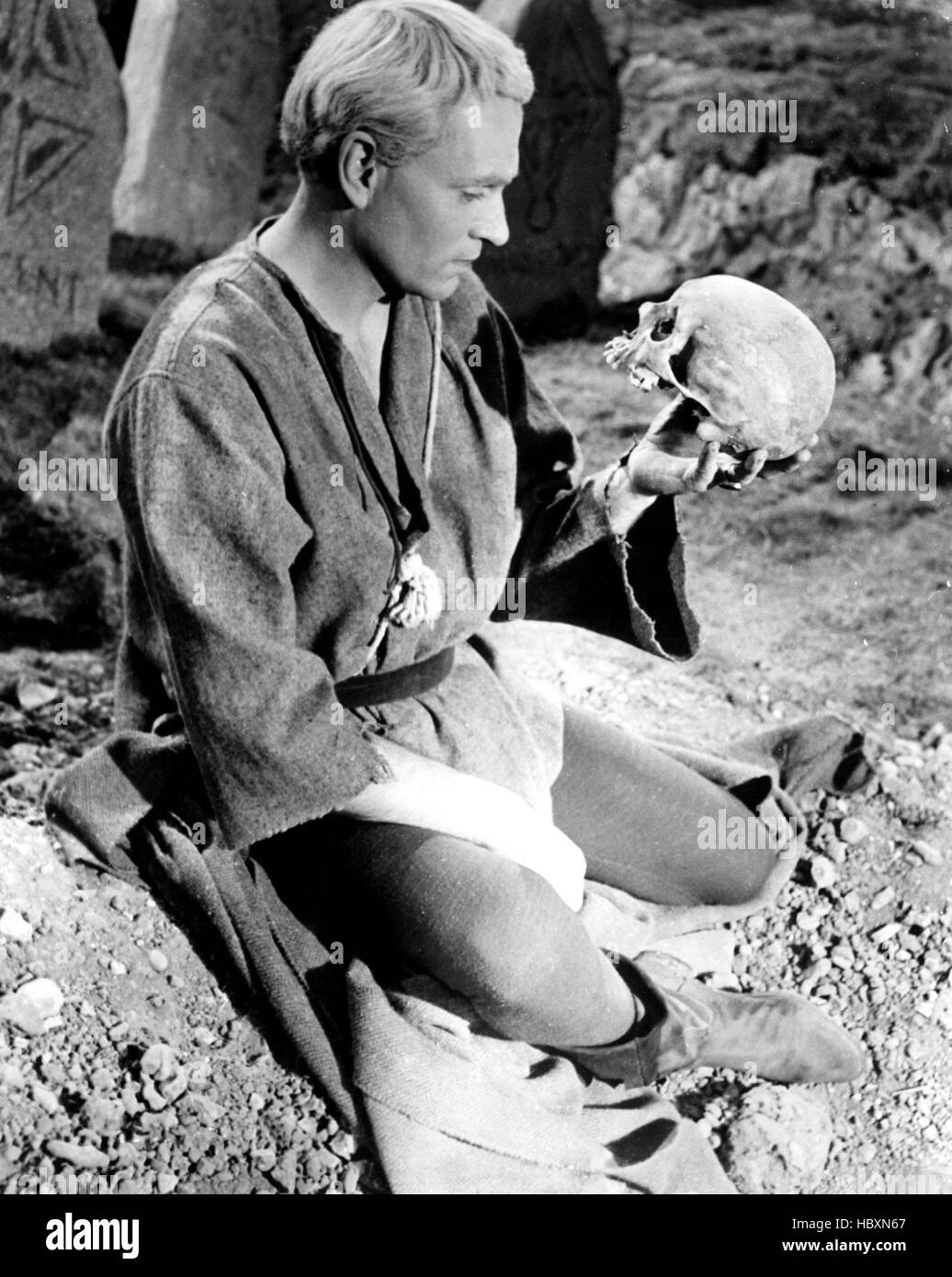 HAMLET, Laurence Olivier, 1948, alas poor Yorick Stock Photo - Alamy