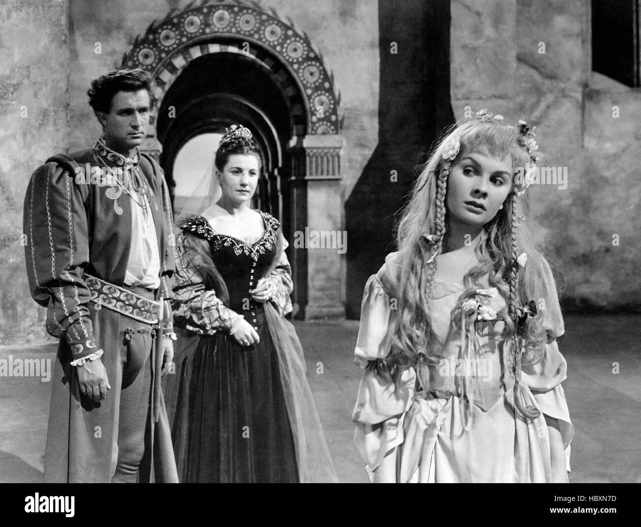 HAMLET, Norman Wooland, Eileen Herlie, Jean Simmons, 1948 Stock Photo ...