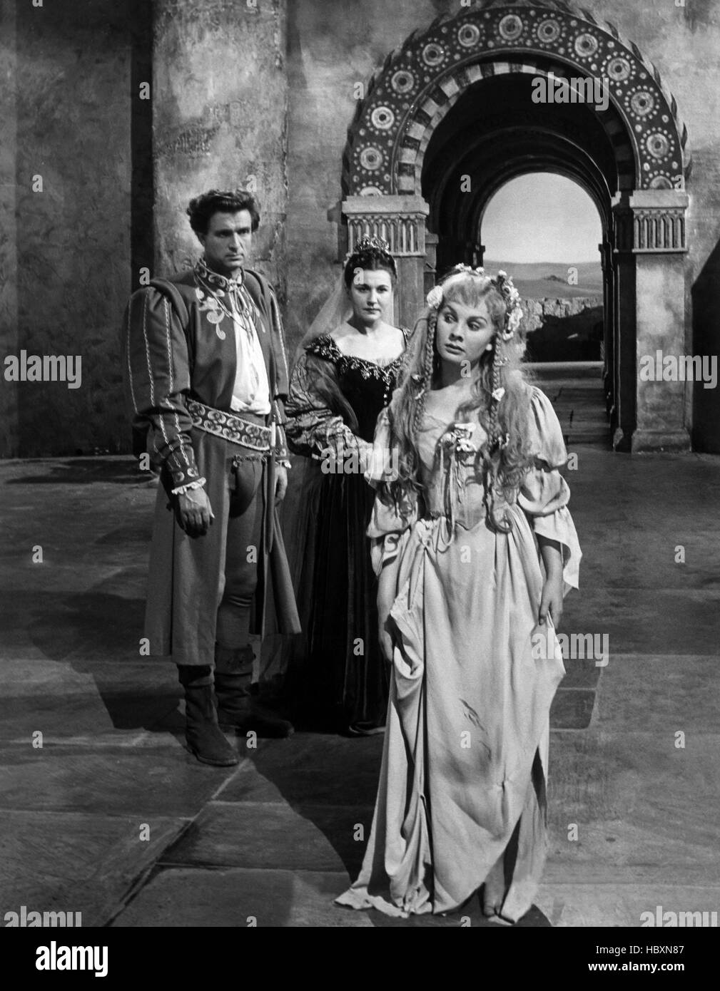HAMLET, Norman Wooland, Eileen Herlie, Jean Simmons, 1948 Stock Photo ...