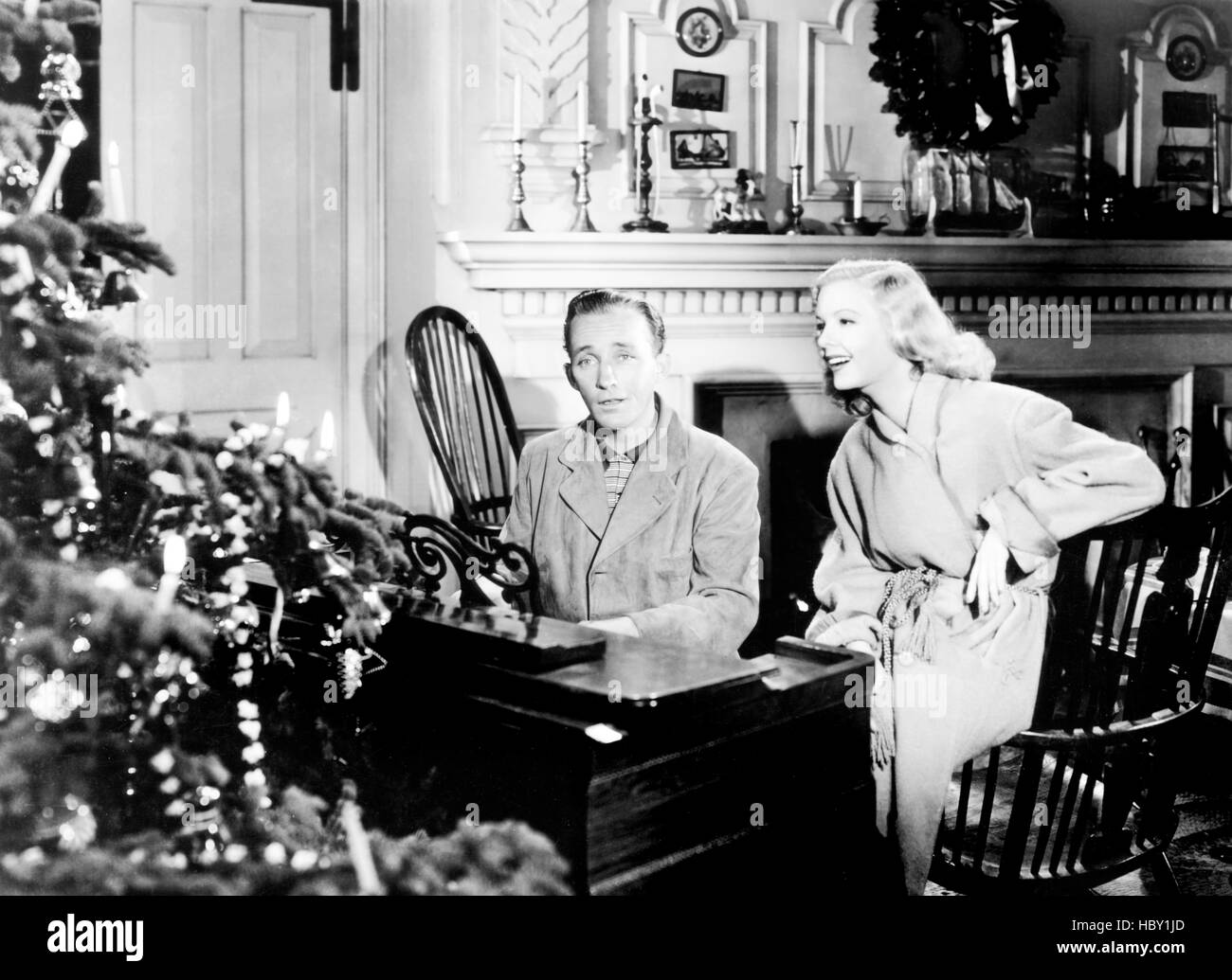 HOLIDAY INN, Bing Crosby, Marjorie Reynolds, 1942, performing 'White ...