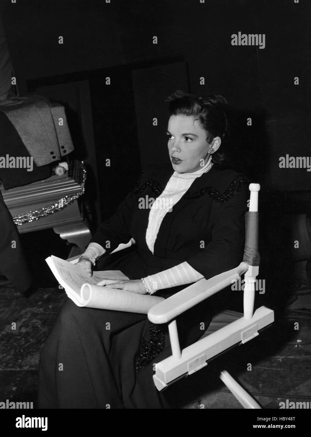 IN THE GOOD OLD SUMMERTIME, Judy Garland reading script, on set, 1949 ...