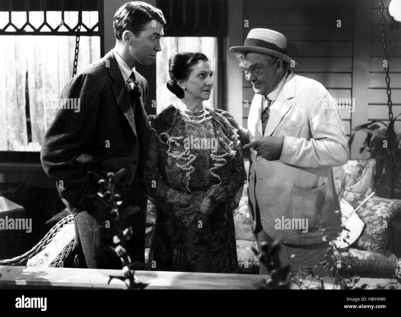 IT'S A WONDERFUL LIFE, James Stewart, Beulah Bondi, Thomas Mitchell ...