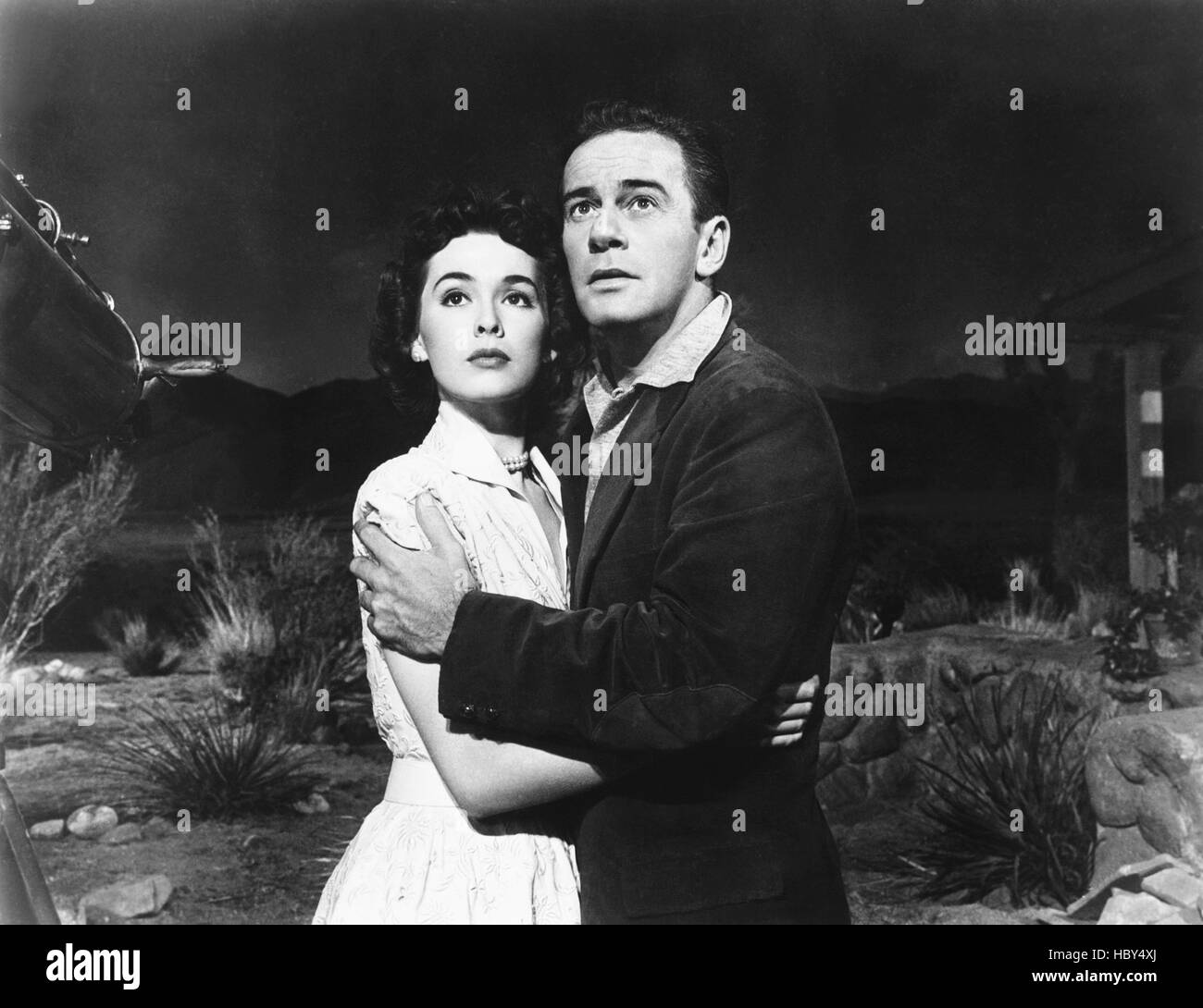 IT CAME FROM OUTER SPACE, from left: Barbara Rush, Richard Carlson ...