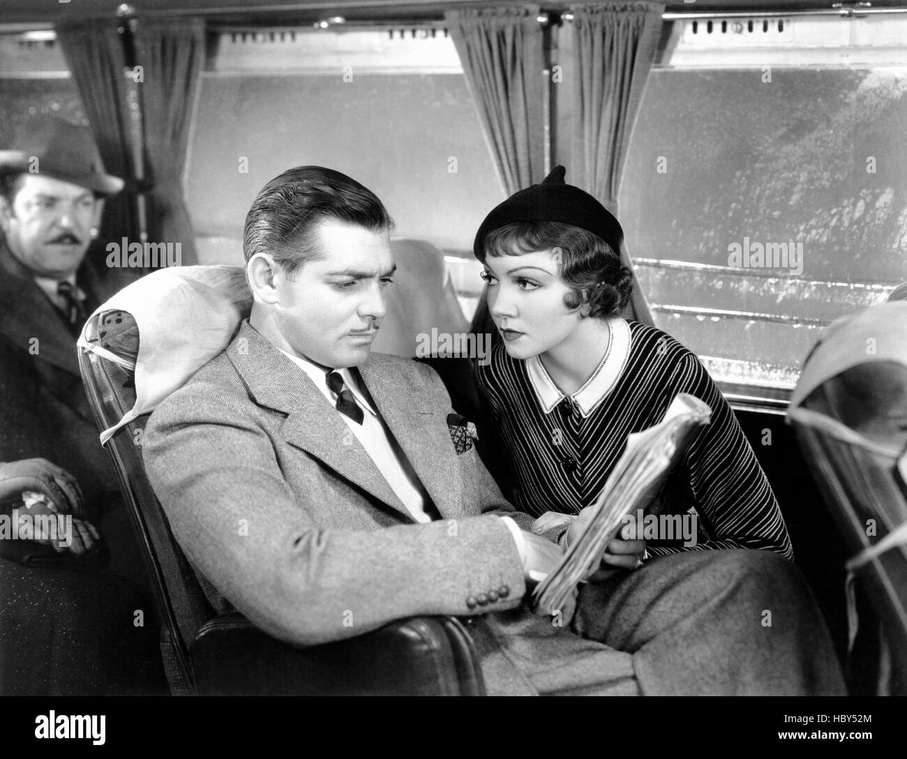 IT HAPPENED ONE NIGHT, front from left: Clark Gable, Claudette Colbert ...