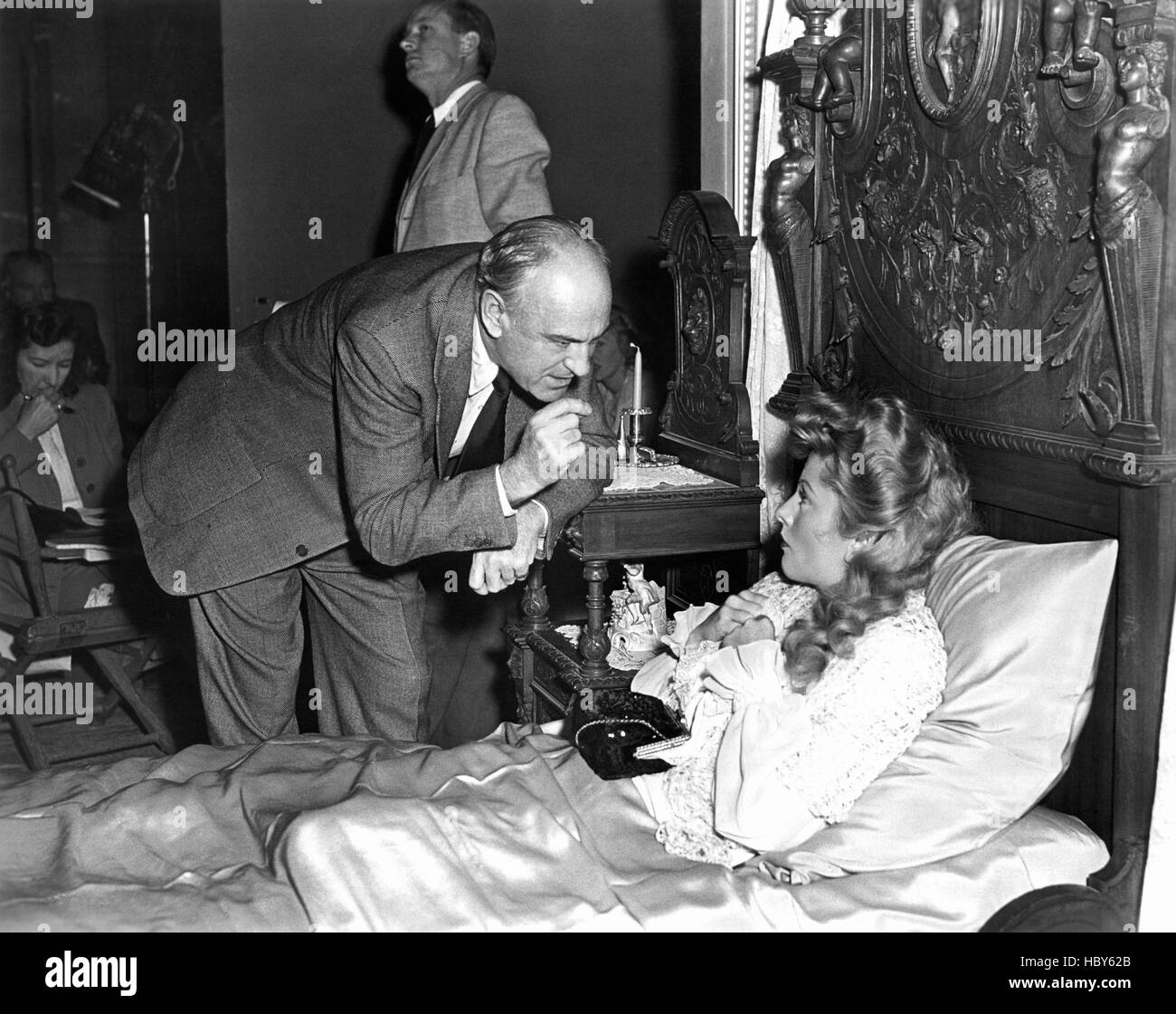 IVY, director Sam Wood, Joan Fontaine on set, 1947 Stock Photo - Alamy