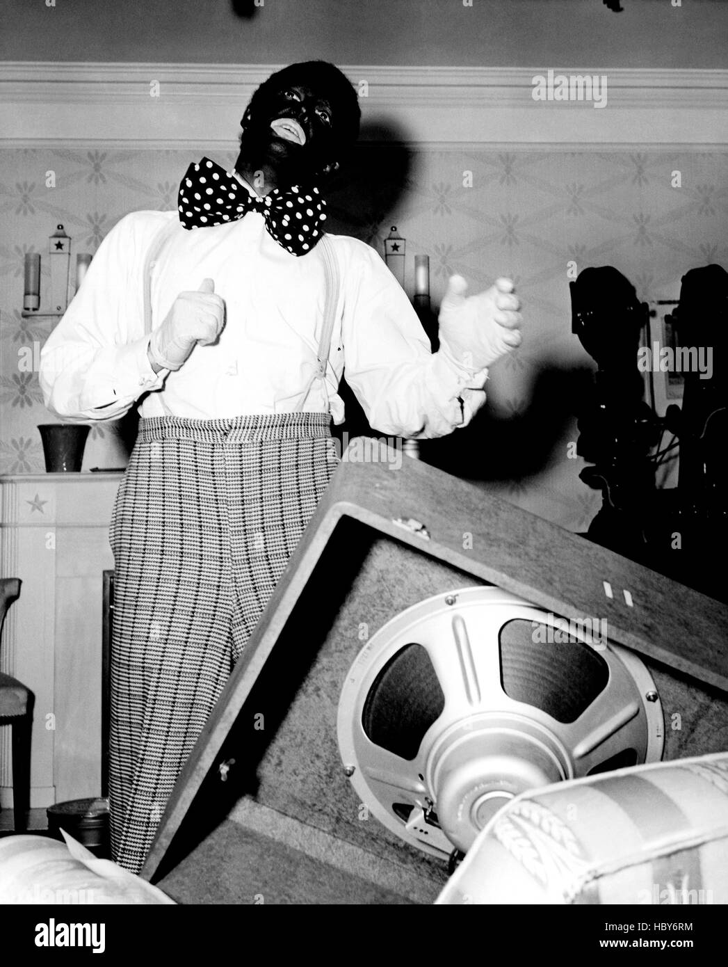 THE JOLSON STORY, Larry Parks, singing along with an Al Jolson record ...