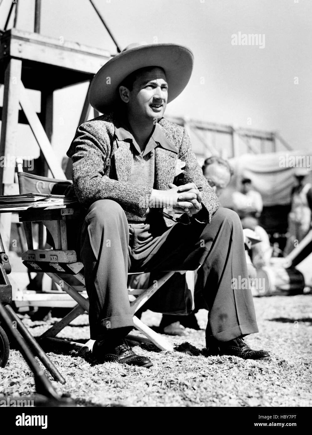 THE KID FROM TEXAS, director S. Sylvan Simon on set, 1939 Stock Photo ...