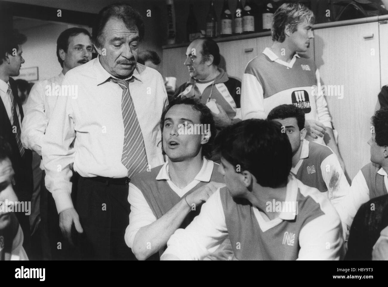 THE LAST MINUTE, (aka ULTIMO MINUTO), from left: Ugo Tognazzi, Massimo ...