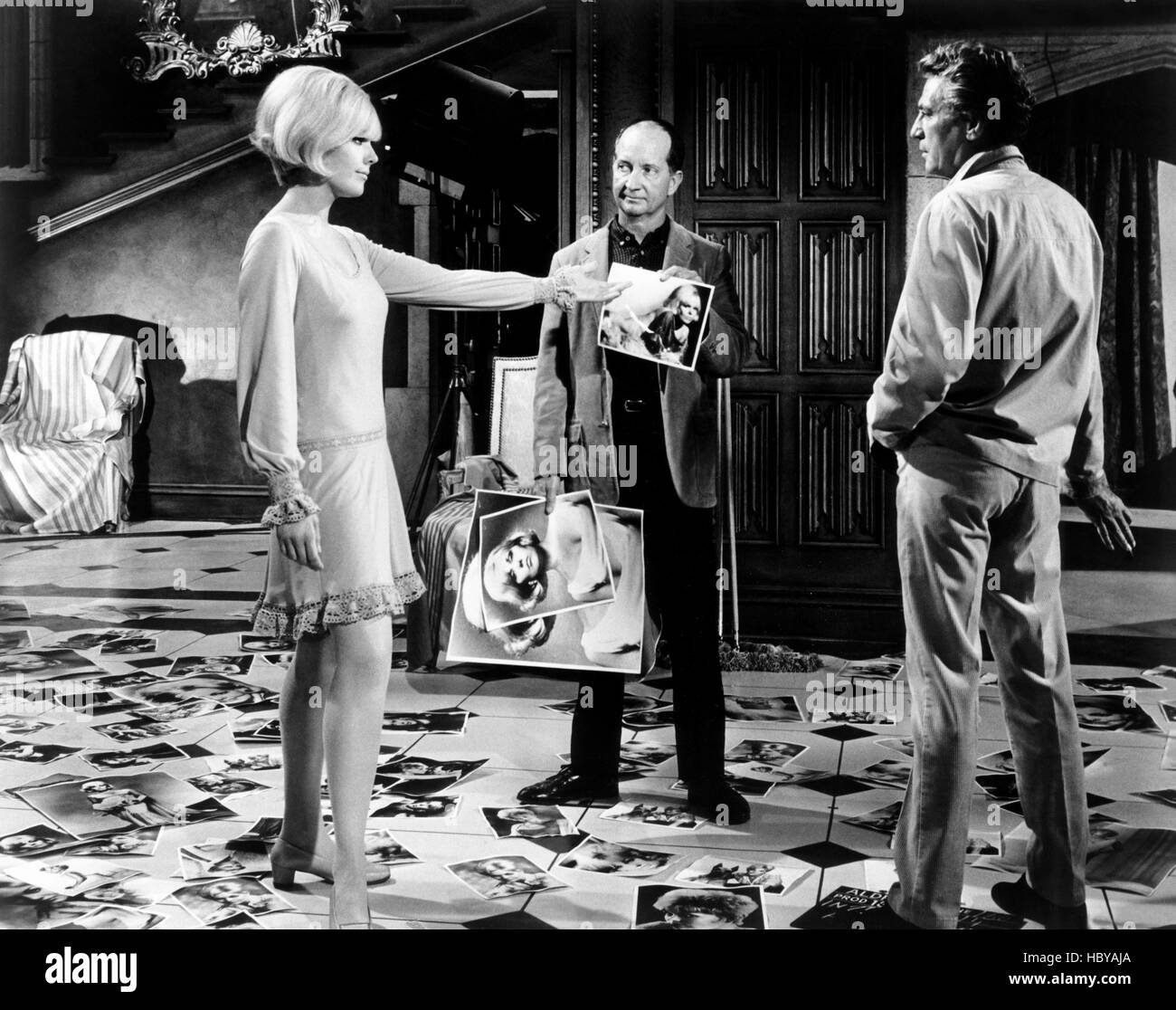 THE LEGEND OF LYLAH CLARE, from left: Kim Novak, Robert Cornthwaite ...