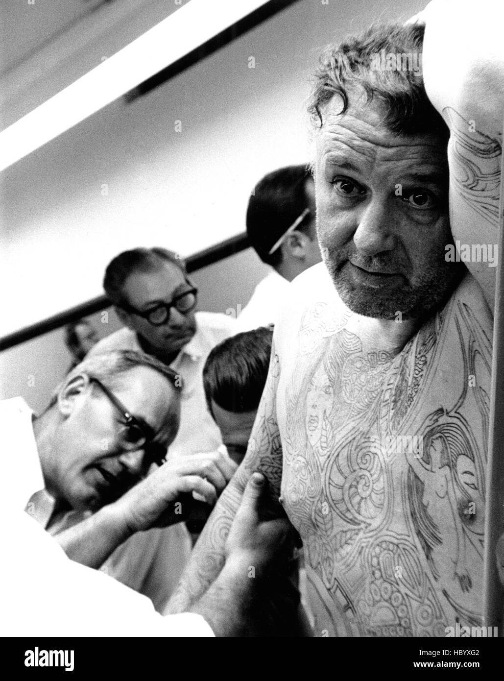 THE ILLUSTRATED MAN, Rod Steiger, with makeup artists, 1969 Stock Photo ...
