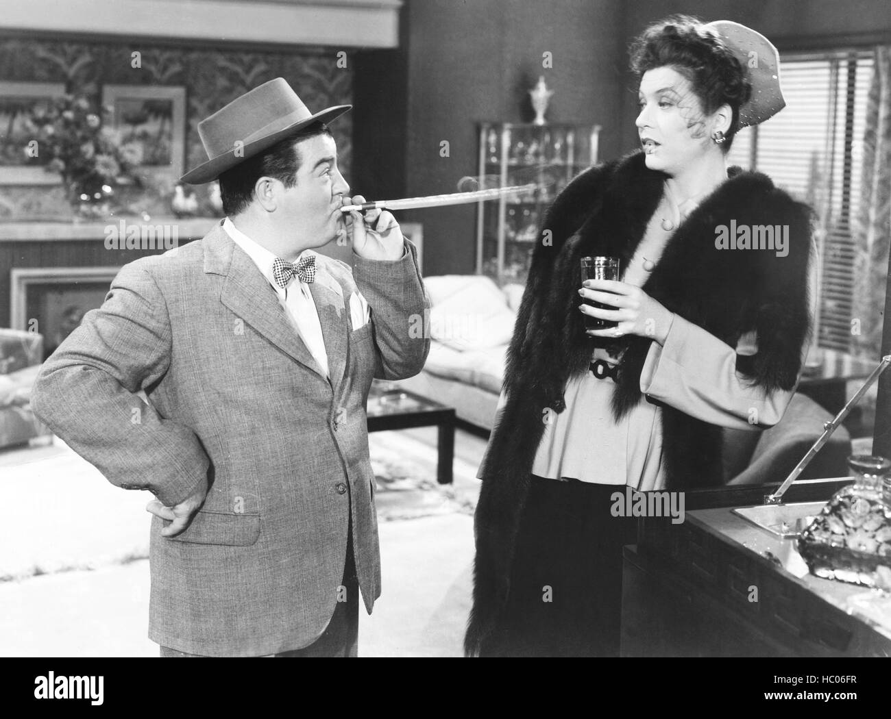 LITTLE GIANT, from left: Lou Costello, Jacqueline deWit, 1946 Stock ...