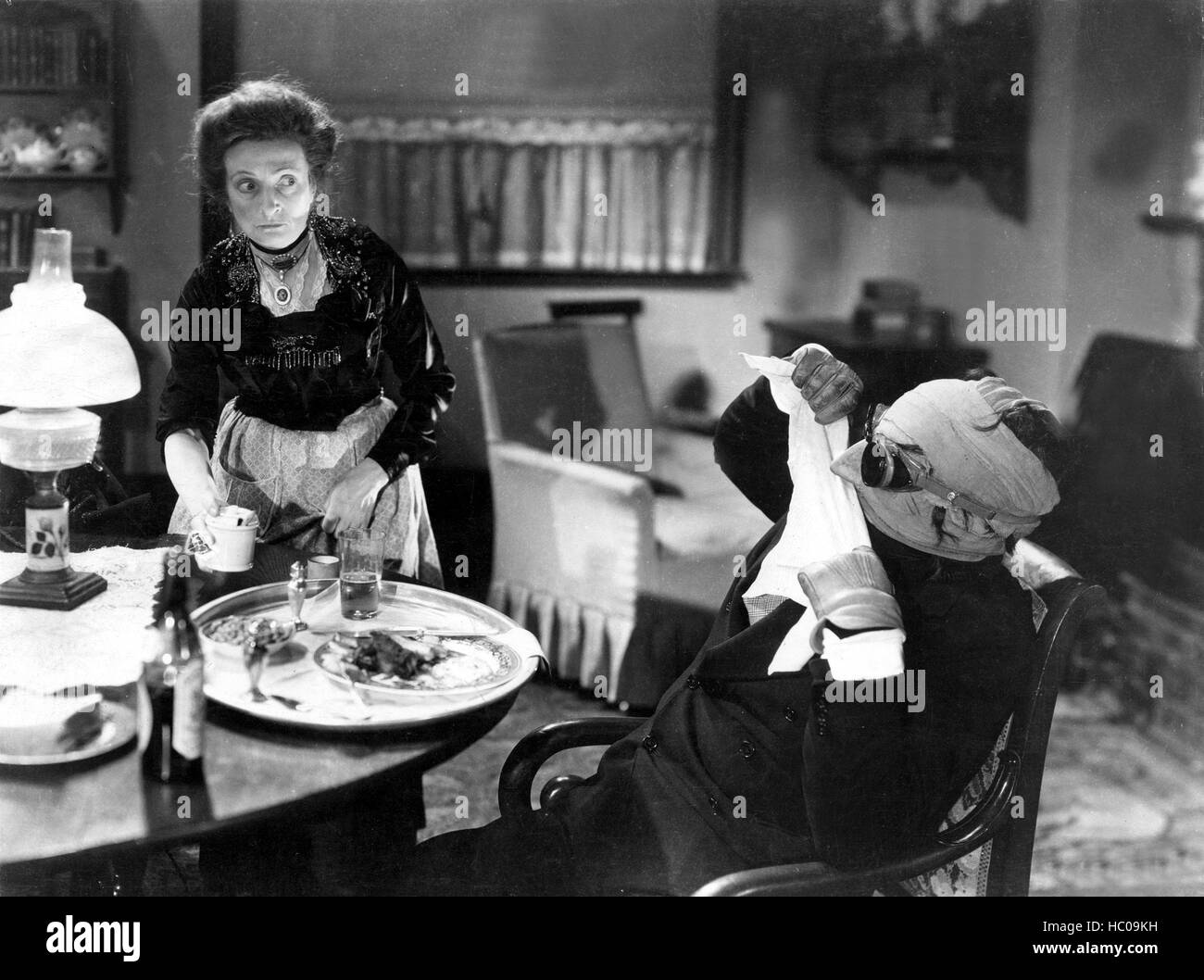 THE INVISIBLE MAN, Una O'Connor, Claude Rains, 1933 Stock Photo - Alamy