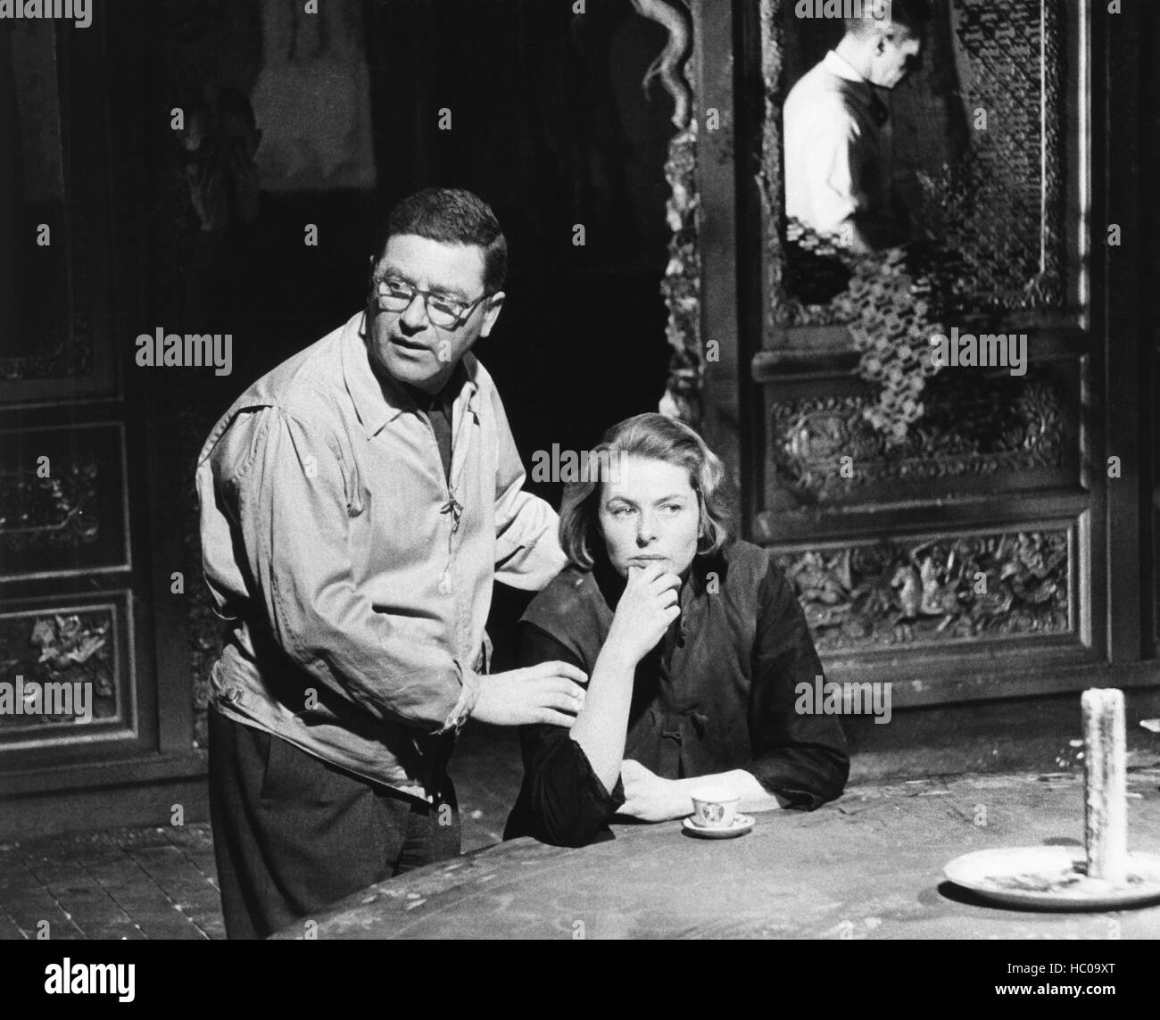 THE INN OF THE SIXTH HAPPINESS, director Mark Robson and Ingrid Bergman ...