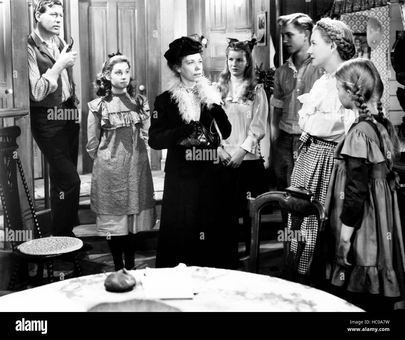 I REMEMBER MAMA, from left, Philip Dorn, Peggy McIntyre, Ellen Corby ...