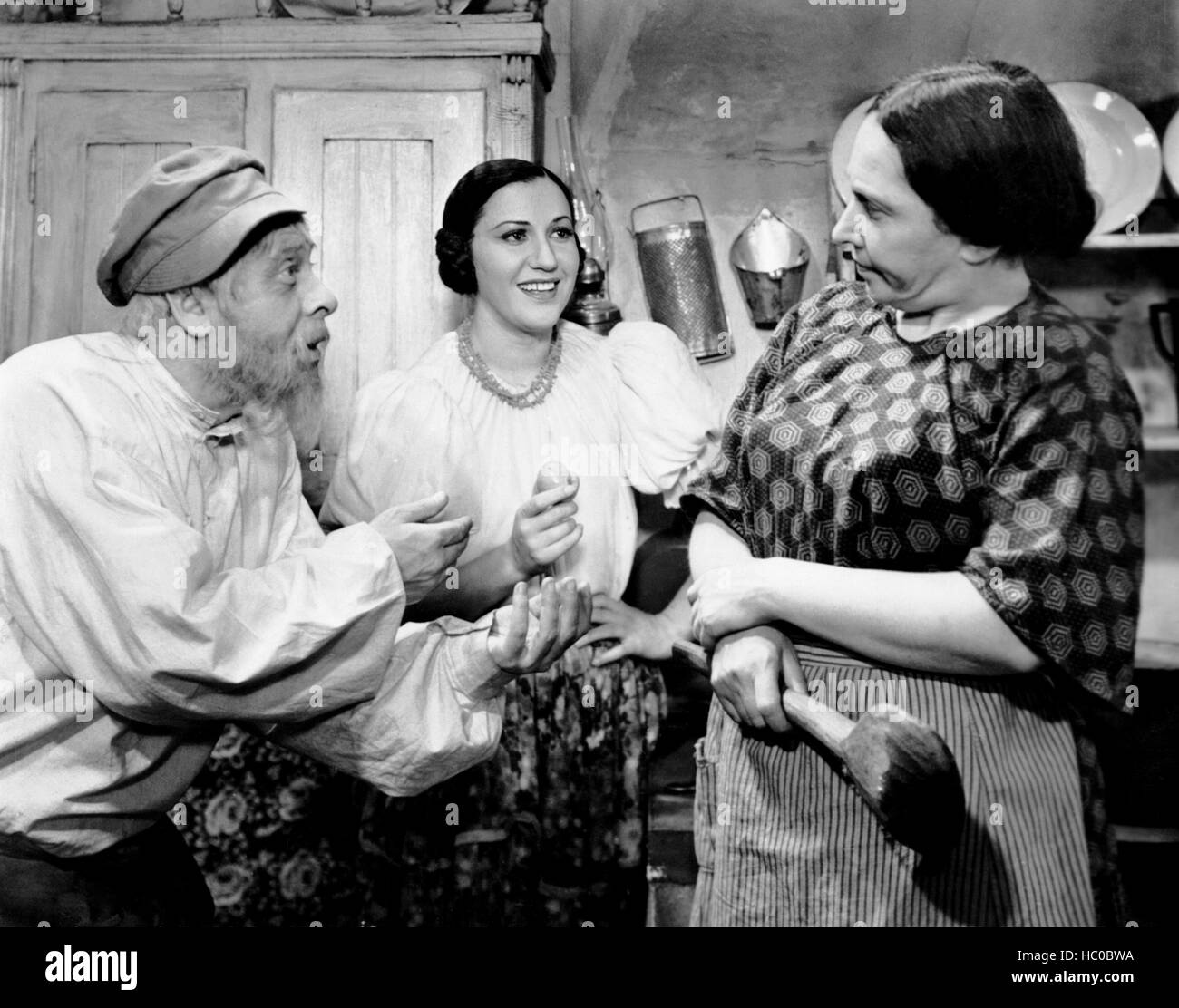 THE JESTER, (aka DER PURIMSHPILER), from left, Ajzyk Samberg, Miriam Kressyn, Berta Litwina ...