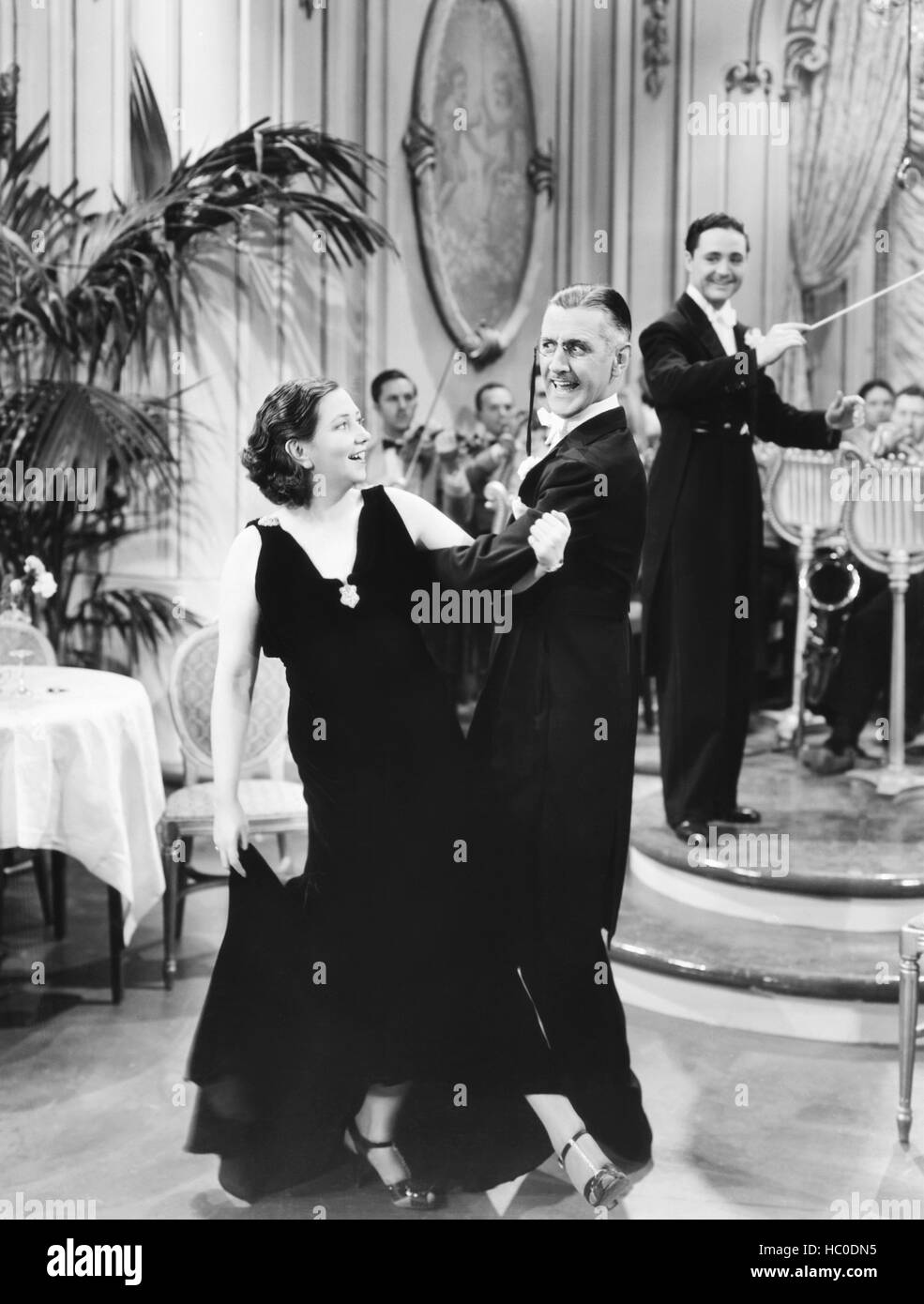 KELLY THE SECOND, foreground from left: Patsy Kelly, Charley Chase ...