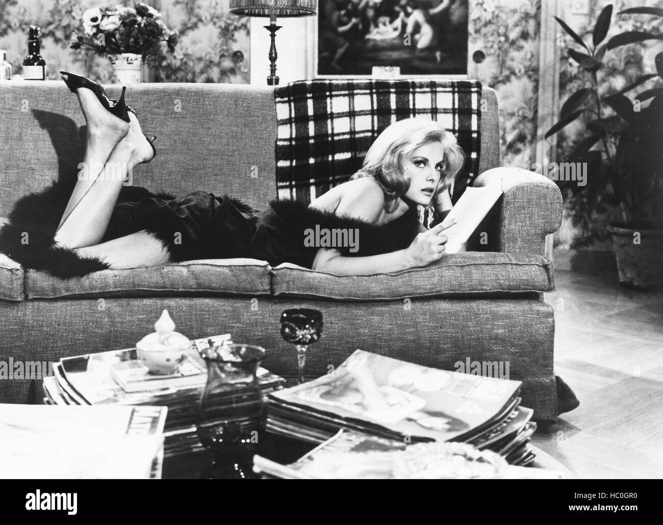LE BAMBOLE, (aka THE DOLLS), Virna Lisi, (segment 'La Telefonata ...