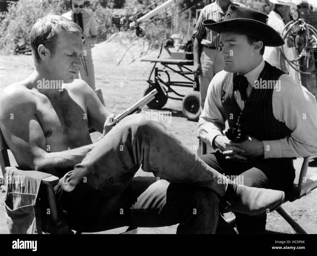 THE MAGNIFICENT SEVEN, Steve McQueen, Robert Vaughn, on-set, 1960 Stock Photo - Alamy