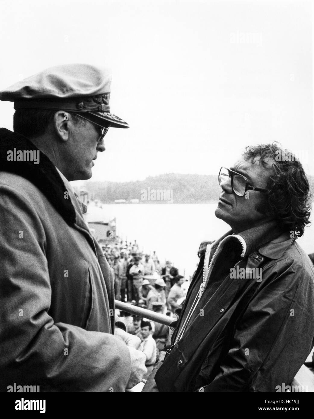 MACARTHUR, Gregory Peck, director Joseph Sargent, on-set, 1977 Stock ...