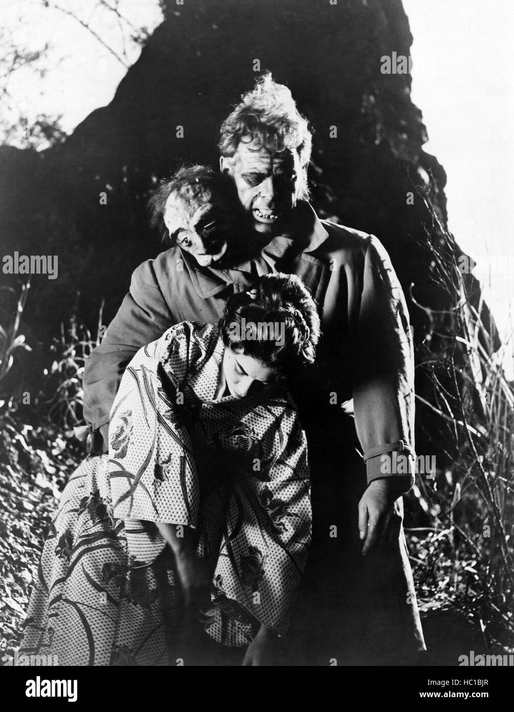 THE MANSTER, Peter Dyneley (background), Jane Hylton, 1962 Stock Photo ...