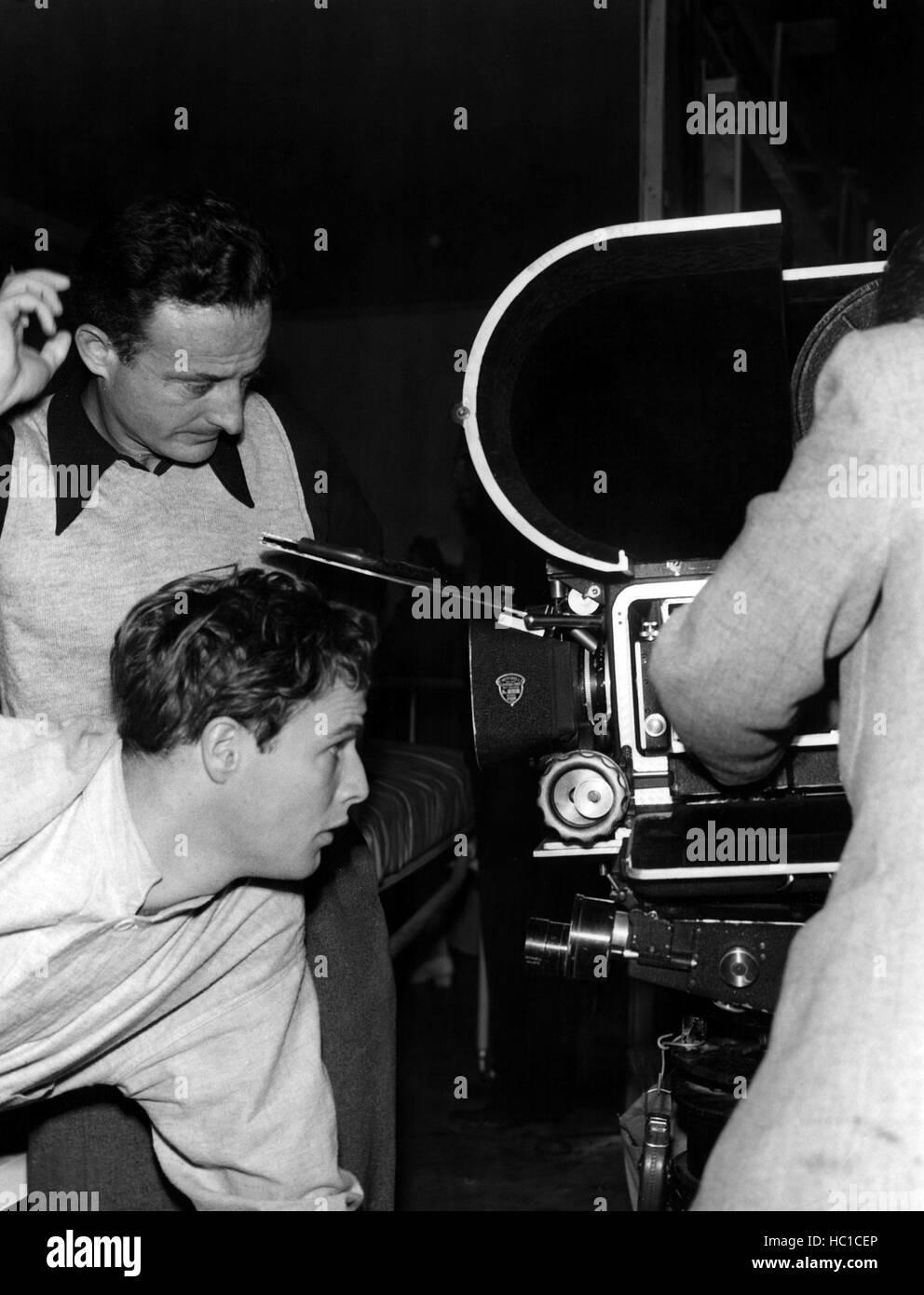 THE MEN, Director Fred Zinnemann, Marlon Brando looking through the ...