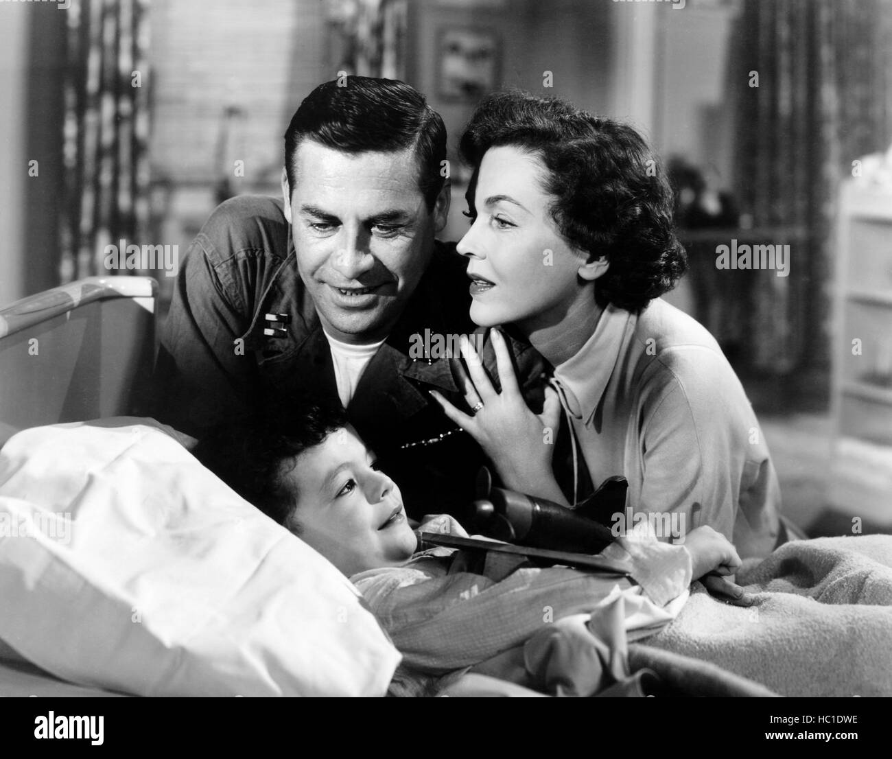 MISSION OVER KOREA, rear from left: John Hodiak, Maureen O'Sullivan ...