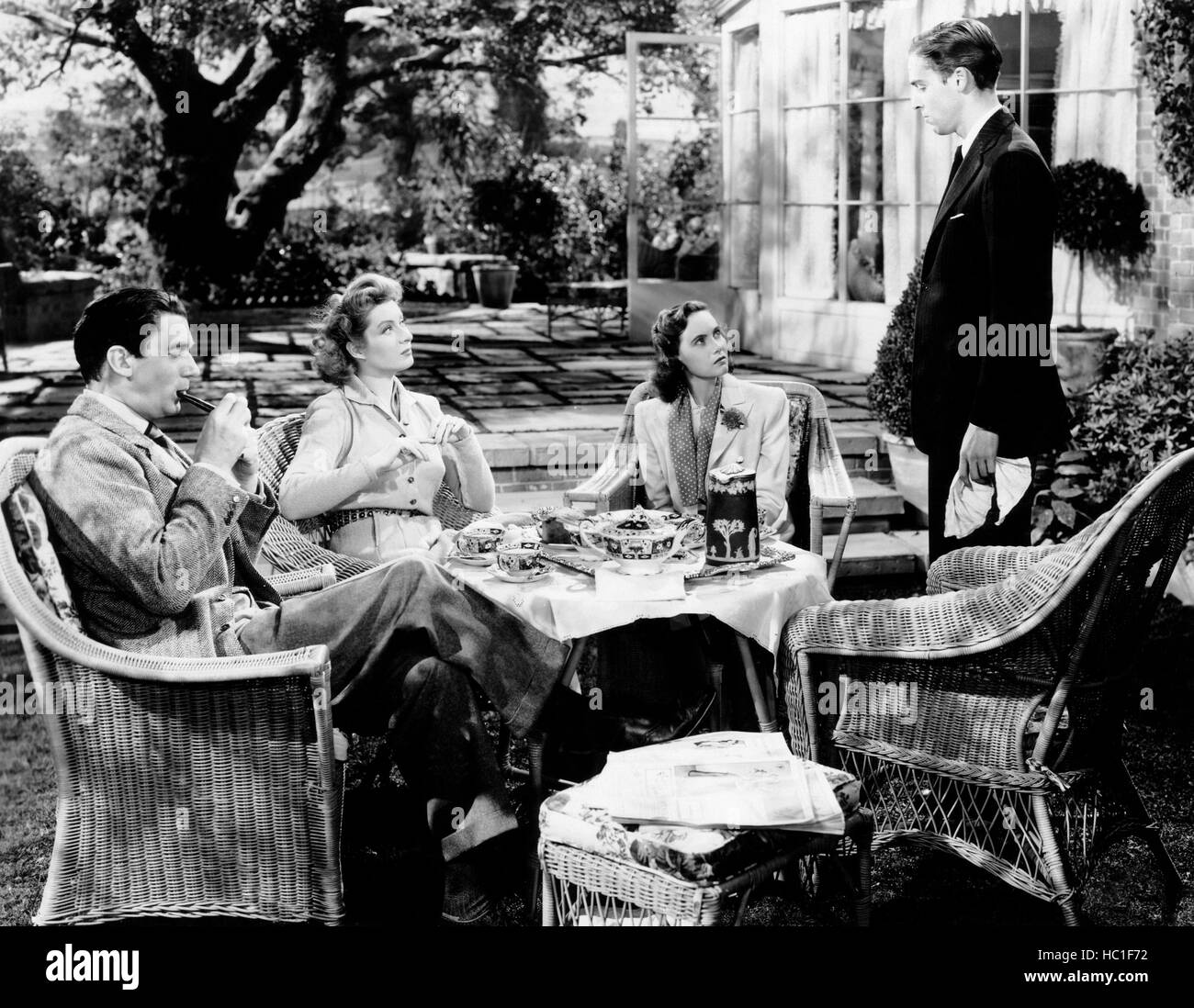 MRS. MINIVER, from left, Walter Pidgeon, Greer Garson, Teresa Wright ...