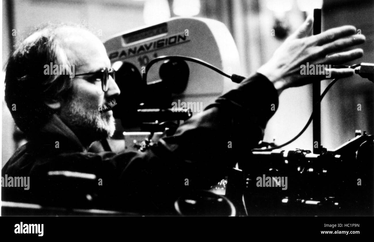 MRS. PARKER AND THE VICIOUS CIRCLE, director Alan Rudolph, on-set, 1994 ...