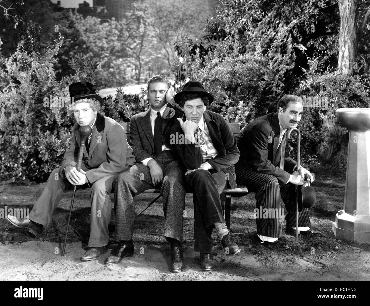 A NIGHT AT THE OPERA, Harpo Marx, Allan Jones, Chico Marx, Groucho Marx ...