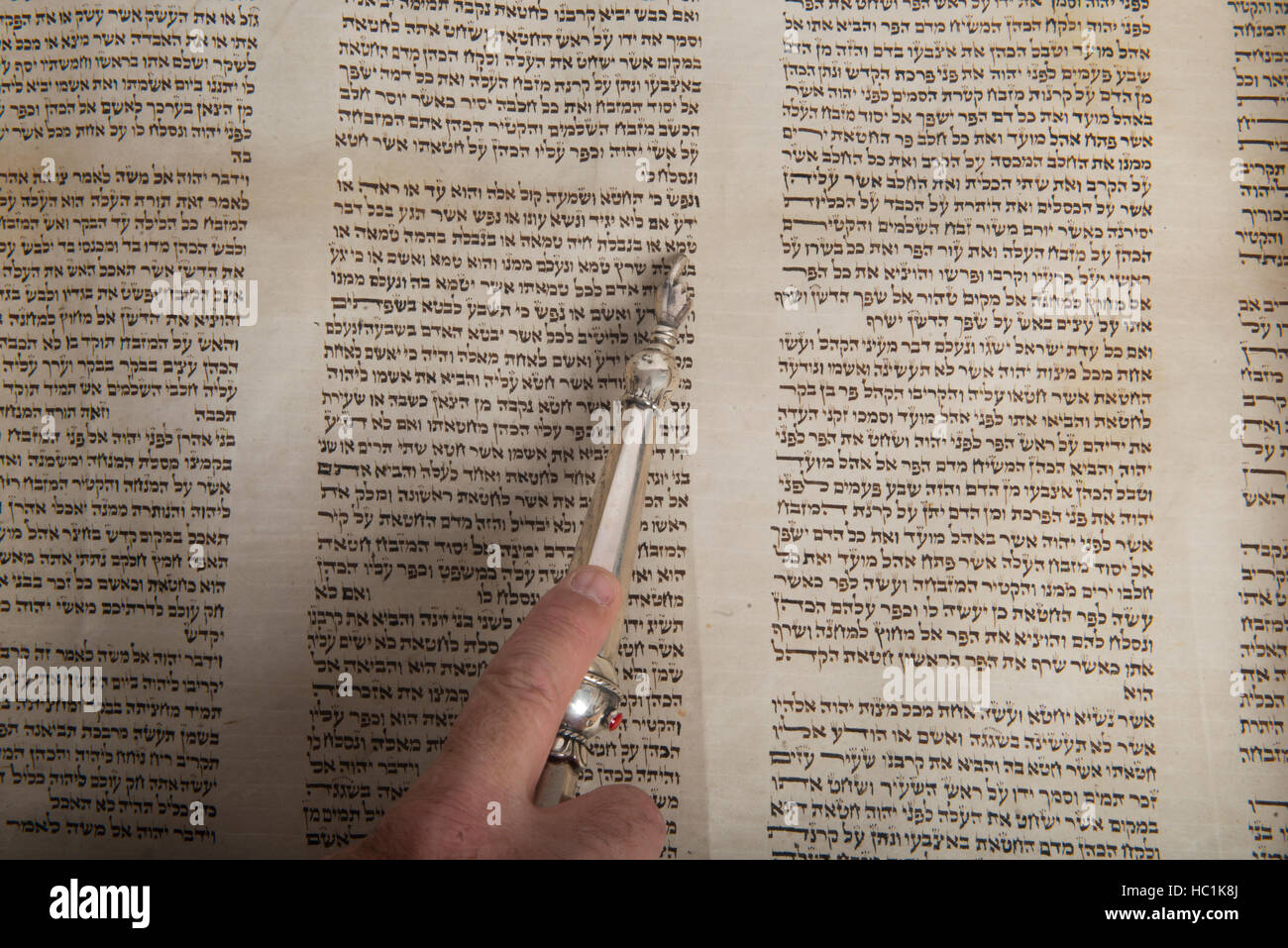 Ancient torah jewish scroll hi-res stock photography and images - Alamy