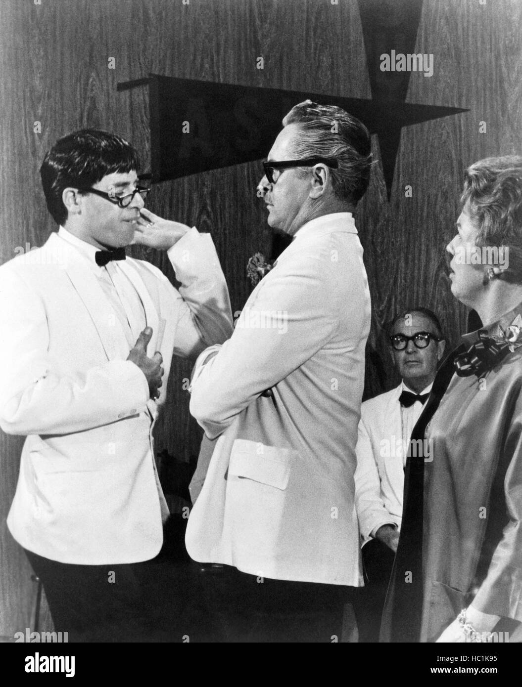 THE NUTTY PROFESSOR, foreground from left: Jerry Lewis, Del Moore ...