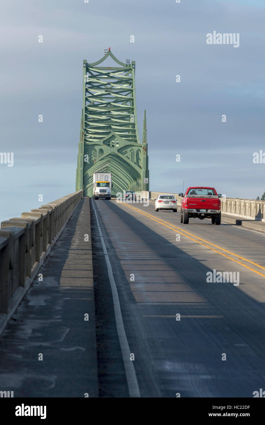 Conde McCullough Memorial Bridge on Highway 101 on the Oregon Coast ...