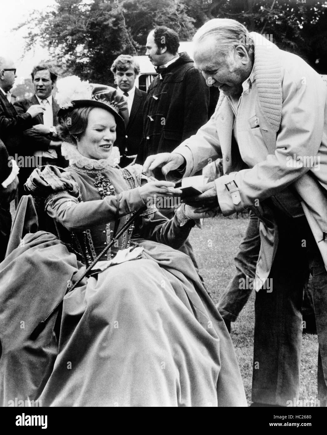 MARY QUEEN OF SCOTS, from left, Glenda Jackson, producer Hal Wallis, on ...