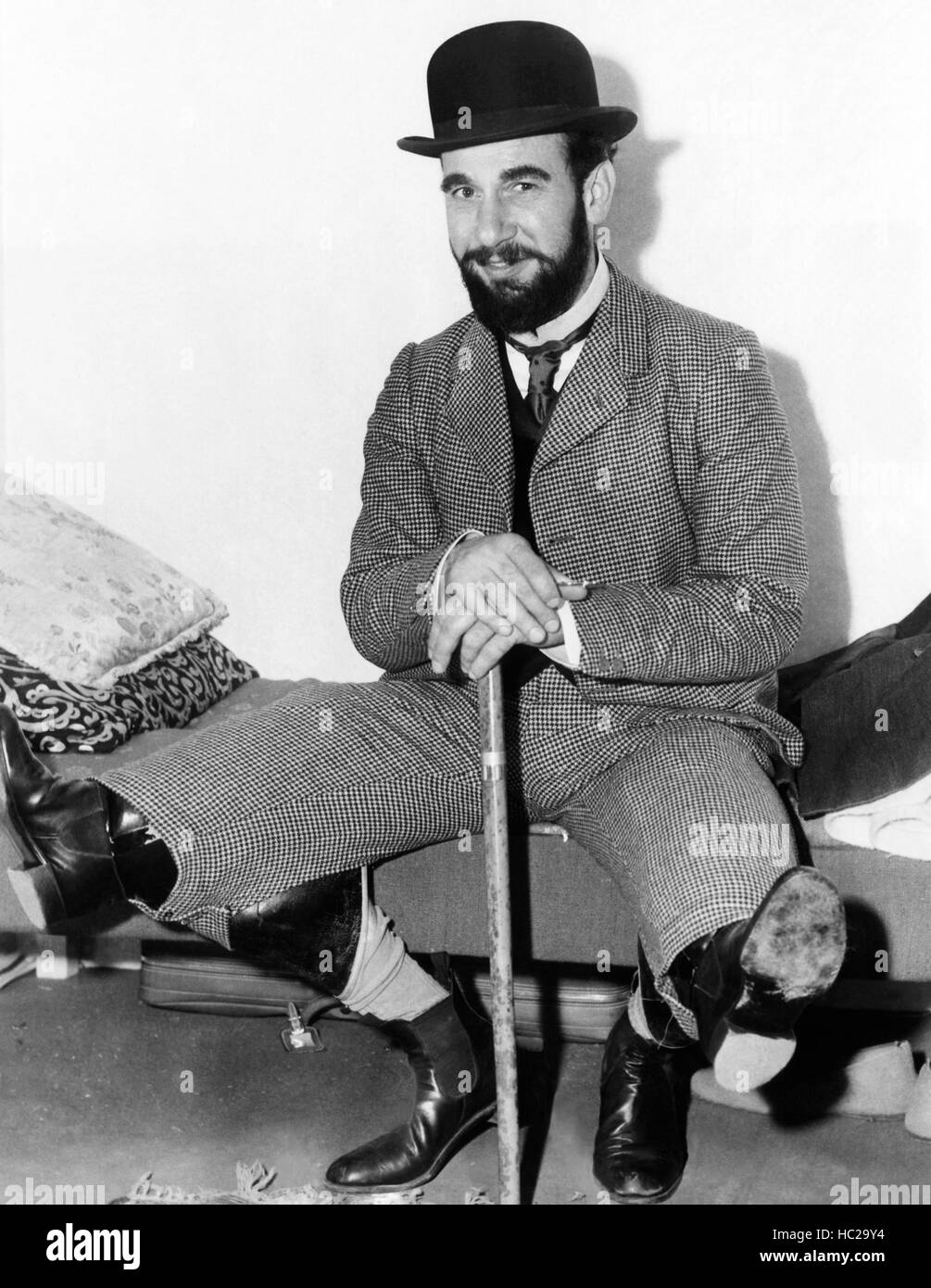MOULIN ROUGE, Jose Ferrer, after being strapped into prosthetic legs ...