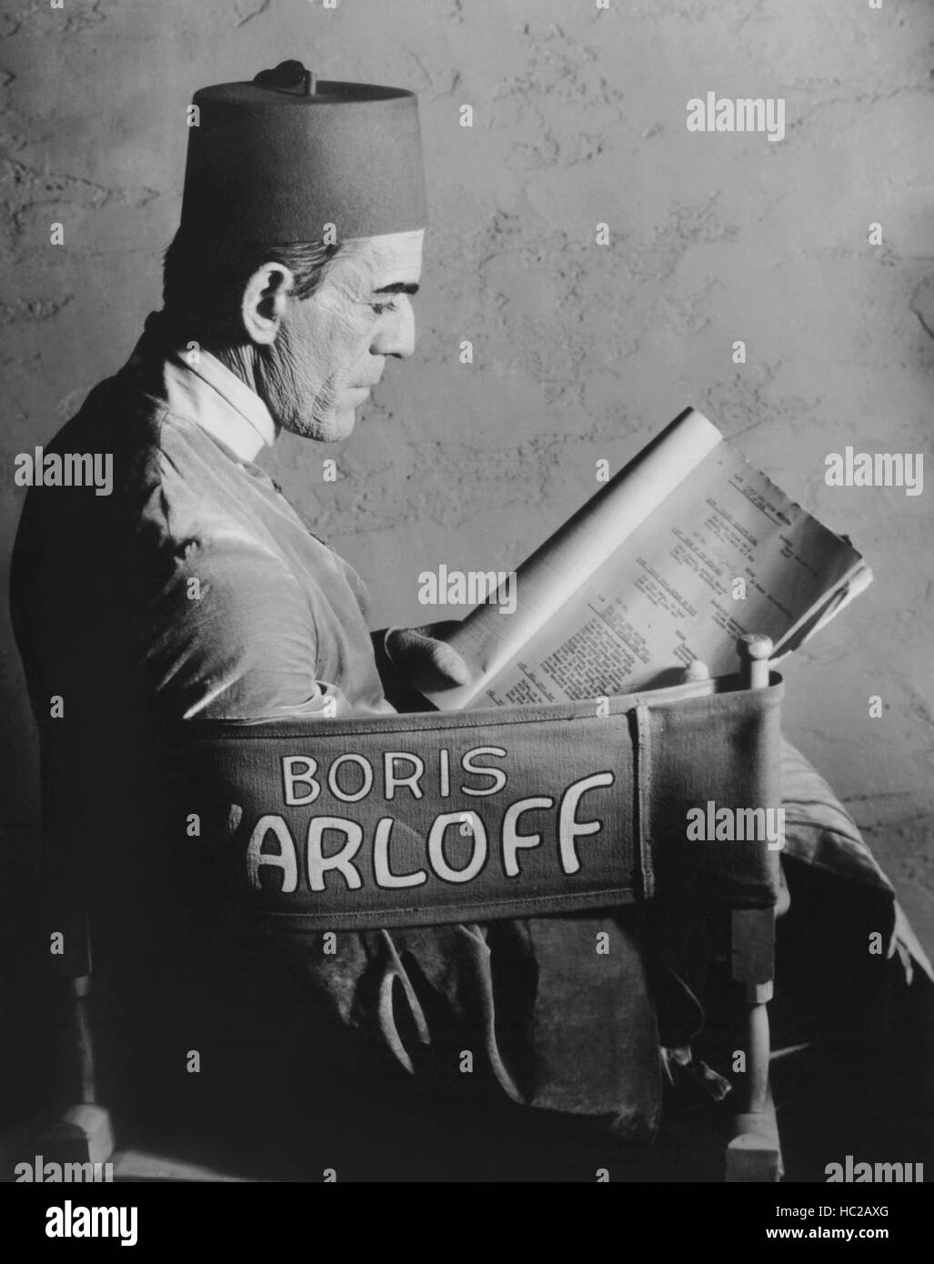 THE MUMMY, Boris Karloff reading the script on set, 1932 Stock Photo ...