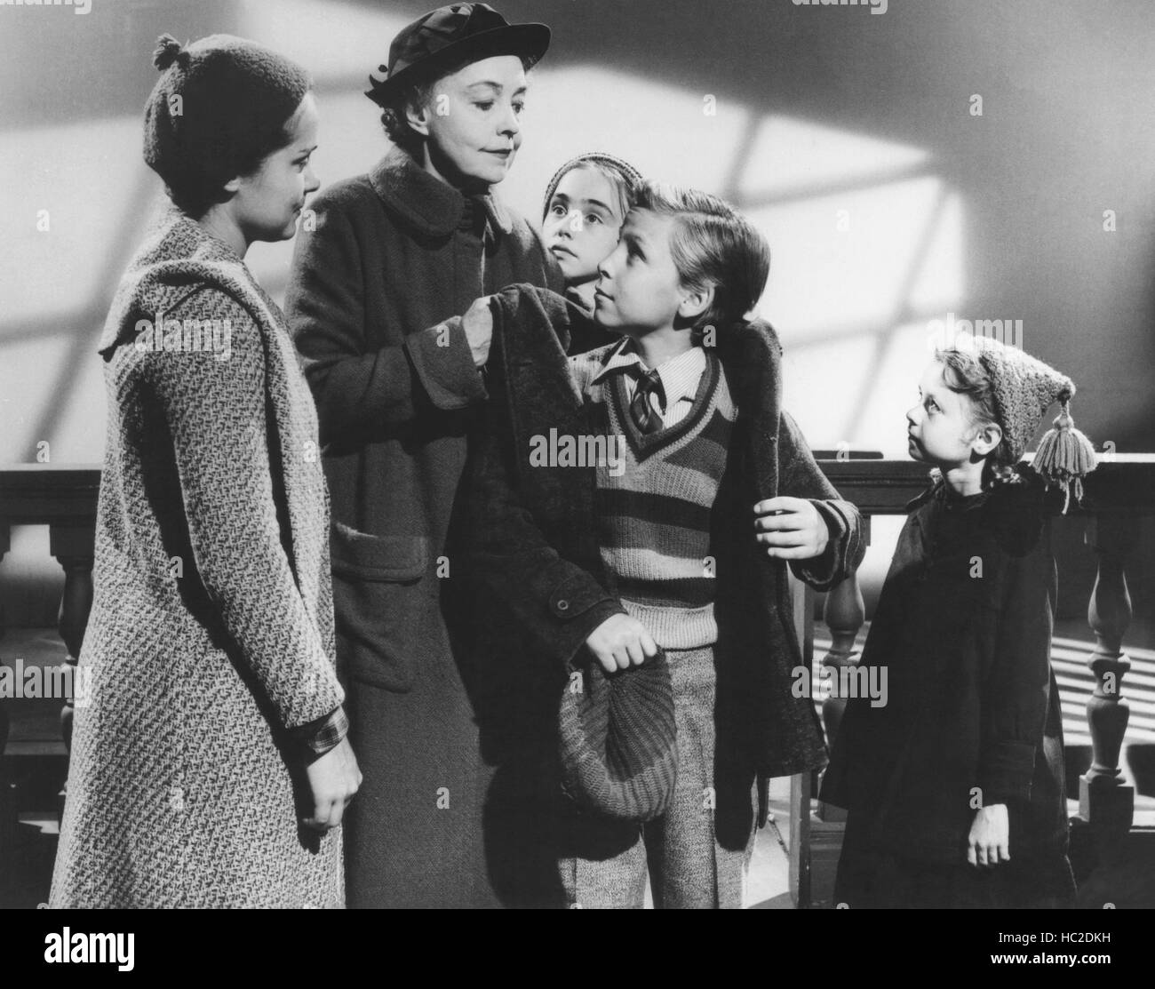 THE NIGHT OF THE HUNTER, from left: Mary Ellen Clemons, Lillian Gish ...