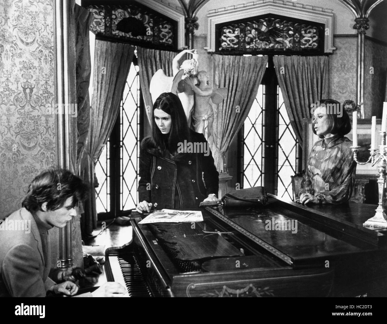 NIGHT OF DARK SHADOWS, David Selby, Kate Jackson, Grayson Hall, 1971 Stock Photo - Alamy