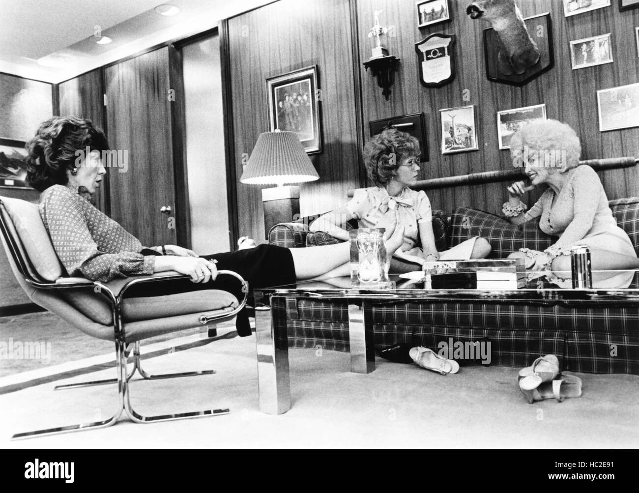 NINE TO FIVE, (aka 9 TO 5), from left, Lily Tomlin, Jane Fonda, Dolly ...