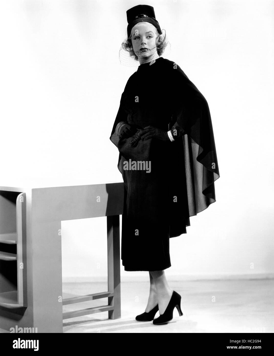 ON THE AVENUE, Alice Faye, in an outfit designed by Gwen Wakeling, 1937 ...