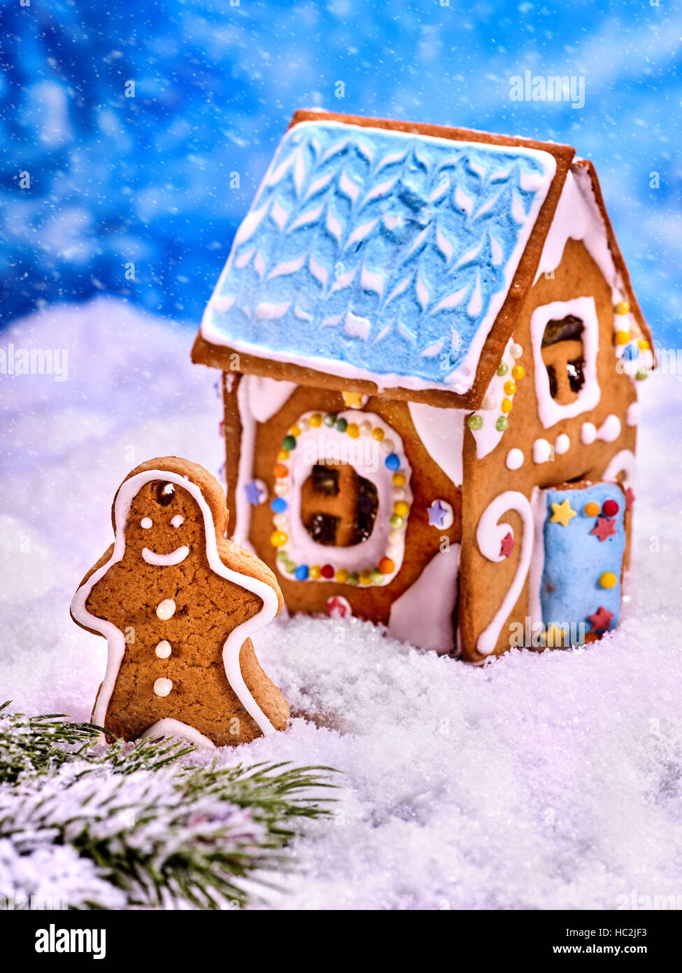 Gingerbread man in the snow Stock Photo - Alamy