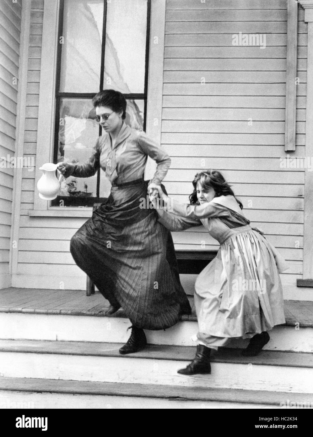 THE MIRACLE WORKER, from left, Anne Bancroft, Patty Duke, 1962 Stock ...