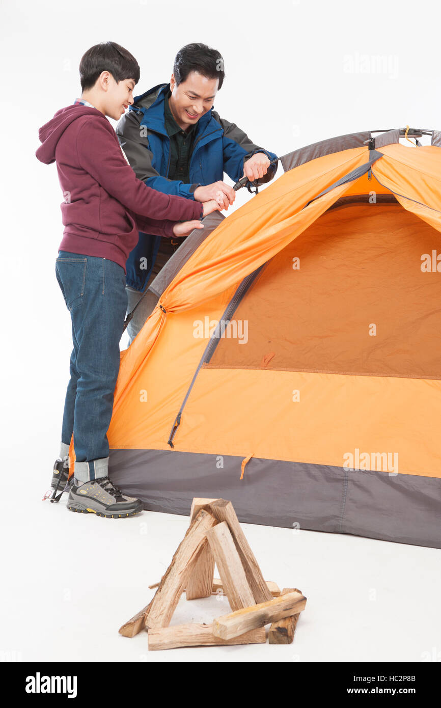 Family setting up tent hi-res stock photography and images - Alamy