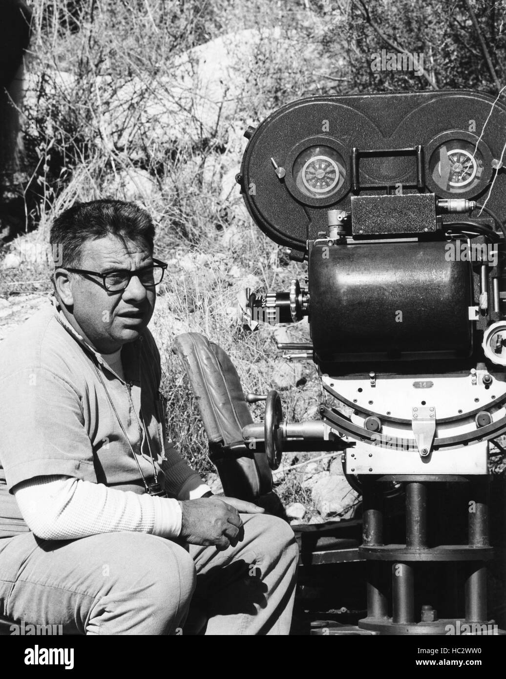 THE OUTRAGE, director Martin Ritt, on-set, 1964 Stock Photo - Alamy