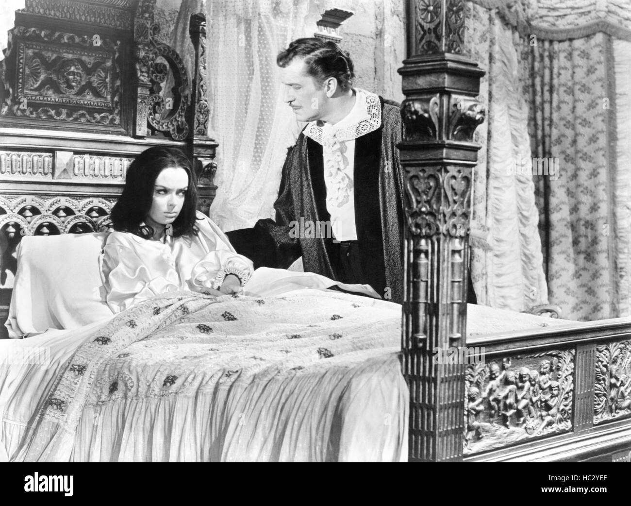 THE PIT AND THE PENDULUM, from left: Barbara Steele, Vincent Price ...