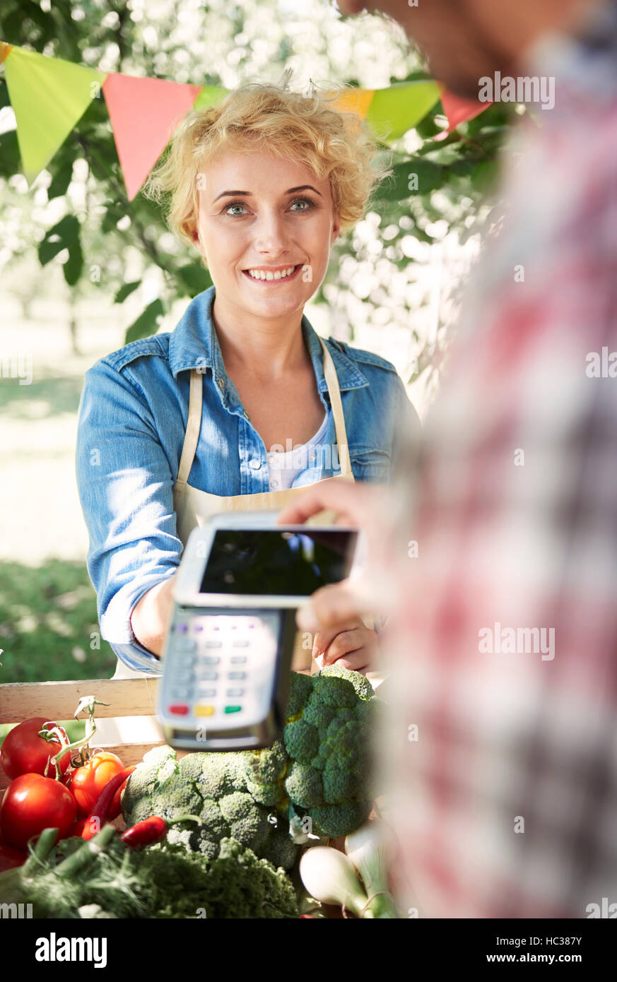 Modern couple at farmers market hi-res stock photography and images - Alamy